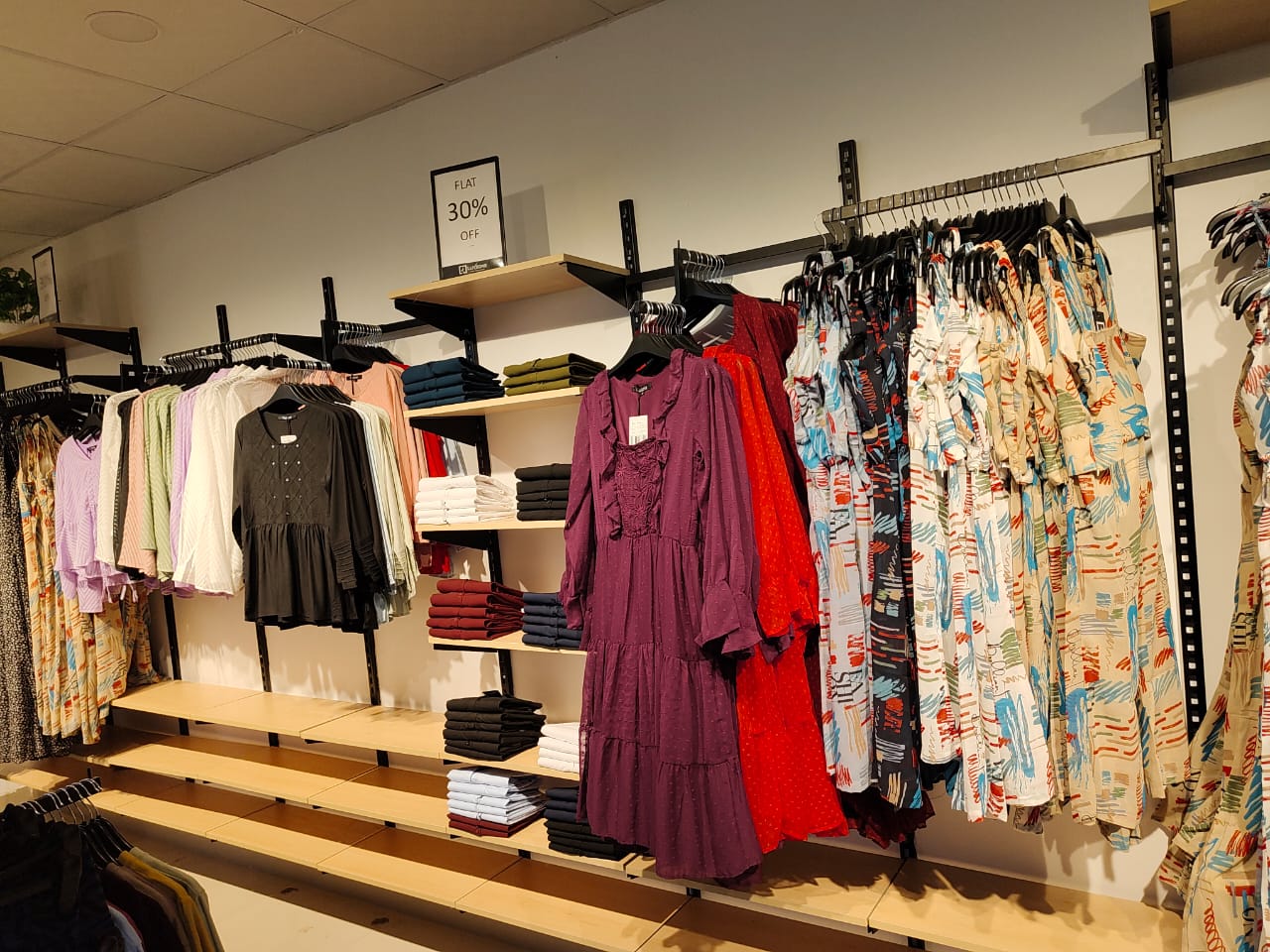 1 Ultimate Garments Rack – Stylish & Durable Clothing Display