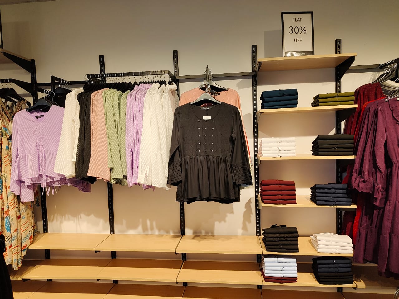 1 Ultimate Garments Rack – Stylish & Durable Clothing Display